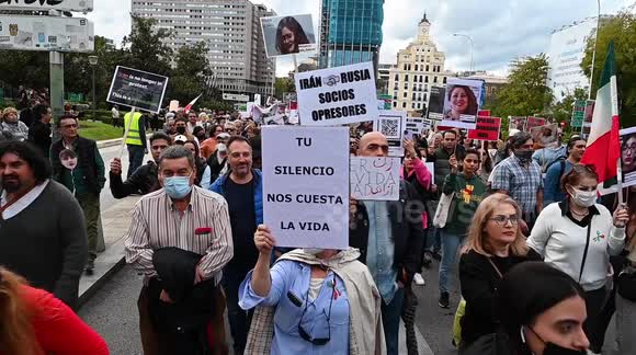 Hundreds protest demanding freedom in Iran after death of Mahsa Amini ...