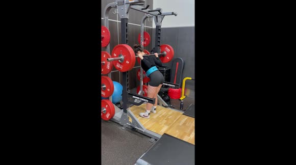 Woman trying to squat while holding a HEAVY barbell experiences a ...