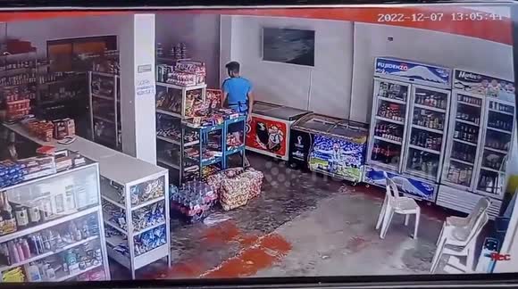 Magnitude 5.3 earthquake shakes shelves in grocery store in the ...