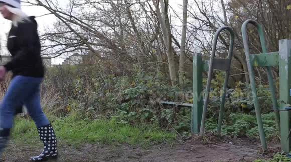 Clever recycling dog is helping clear the streets of litter by ...