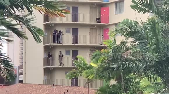 SWAT team in Waikiki at the hotel in front of shooters door | GUN ...