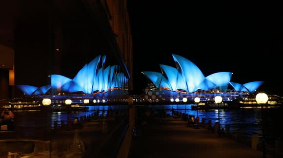 Opera House lights up blue to commemorate Qld police officers killed in ...