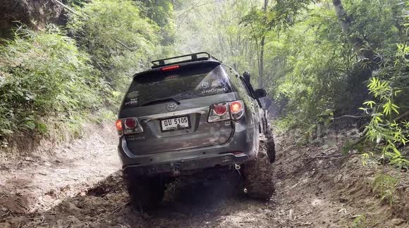 Driver shows off his off-road skills by powering through muddy ditch ...