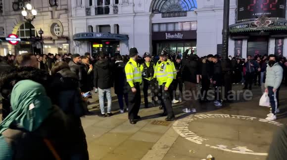 Riots and clashes spread in Piccadilly Circus during NYE celebrations ...