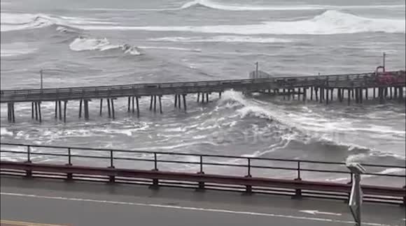 US bomb cyclone destroys pier in Santa Cruz County, California - Buy ...