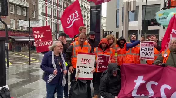 Elizabeth Line strike: UK TSSA pickets outside London's Paddington ...