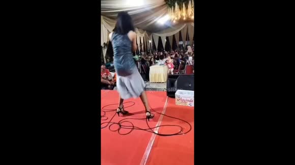 Young Dancer Falls: Remarkable Moment Captured on Stage in Indonesia ...