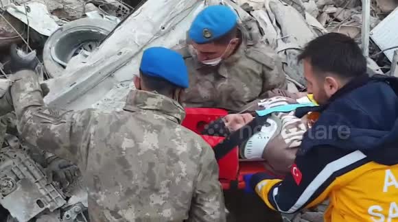Touching moment teen girl gets pulled alive from Turkish earthquake ...
