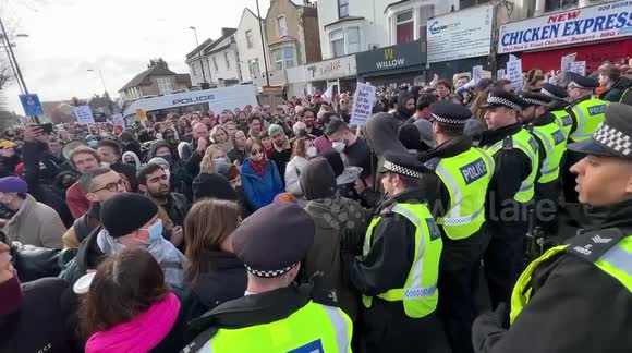Police push back pro-drag queen event protesters to create more space ...