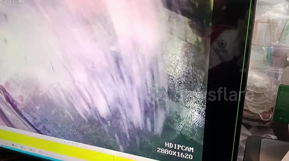 Ice chunks falling off building roof narrowly miss pedestrians in China ...