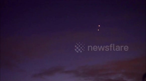 Planets Jupiter and Venus appear to 'kiss' in night sky above Kent, UK ...