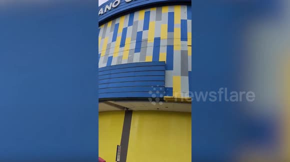 Shopping mall damaged by magnitude 5.9 earthquake in the Philippines ...