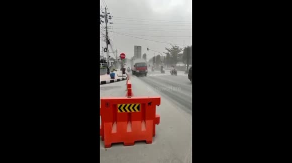 Ash Rain from Mount Merapi Eruption Falls in Magelang, Sky Suddenly ...