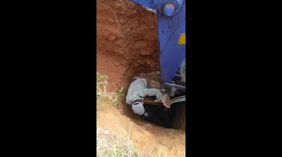 Vietnamese farmer uses excavator to rescue cow that fell into 8-foot ...
