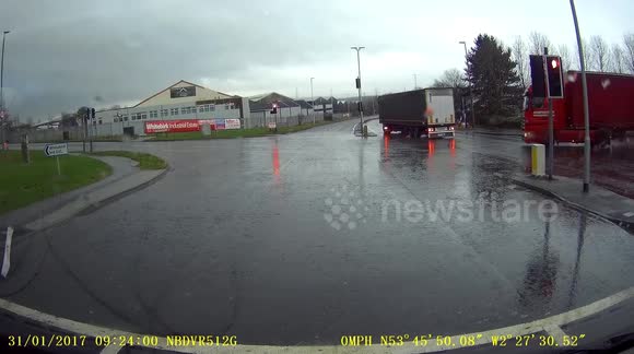 Articulated HGV drives the Wrong way down a dual carriage way after ...