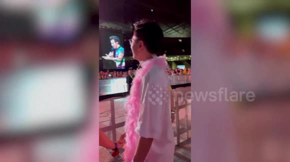 She said yes! Harry Styles leads cheers for proposal during concert in ...