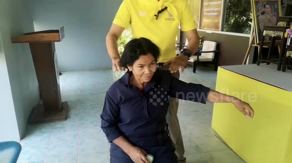 Police officer gives station visitors a massage to 'ease their tension ...