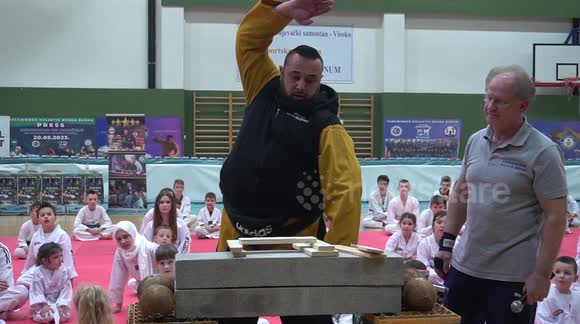 Guinness world record holders puts on hand-crushing clinic - Buy, Sell ...