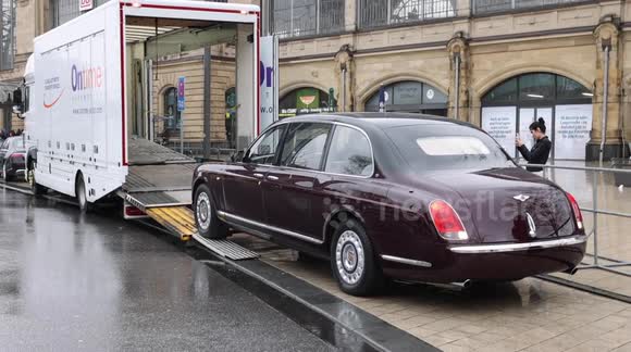 Travel like a king: Charles' State Bentley arrives in Hamburg - Buy ...