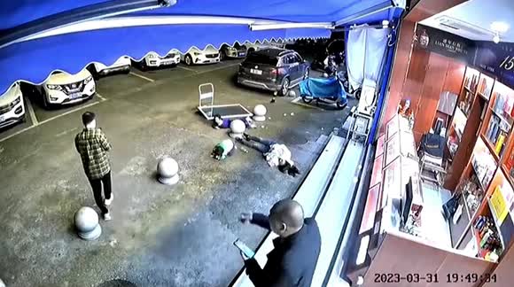 Terrifying moment window strikes pedestrians after falling from ...