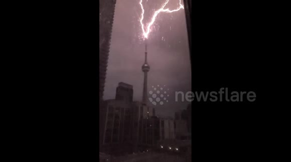 Moment lightning strikes Toronto's CN Tower caught on camera - Buy ...