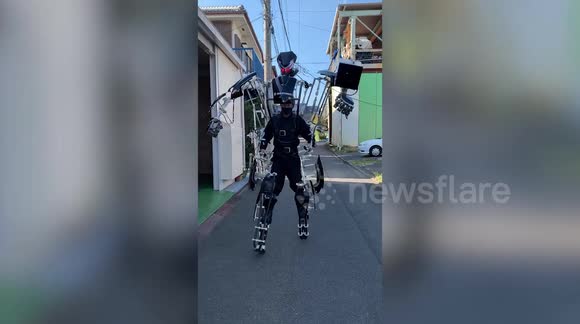 Extraordinary video of Japanese robot fanatic walking down the street ...
