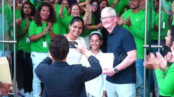 Touching moment customer presents Tim Cook with vintage computer as ...