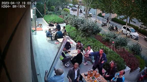 Heroic restaurant owner in China saves customers from falling glass ...