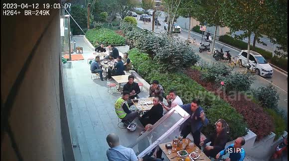 Quick-thinking restaurateur catches suddenly collapsing glass door ...