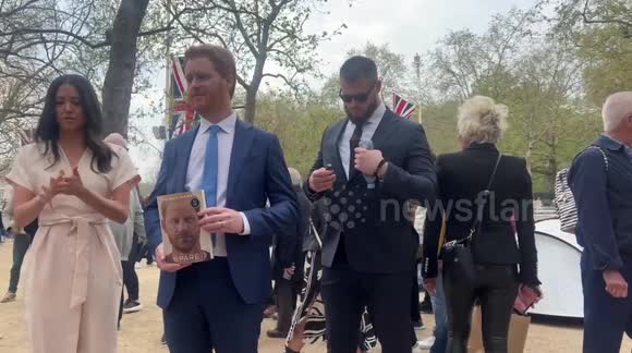 Hairy and Meegan? Fake Harry and Meghan show up to the Mall ahead of ...