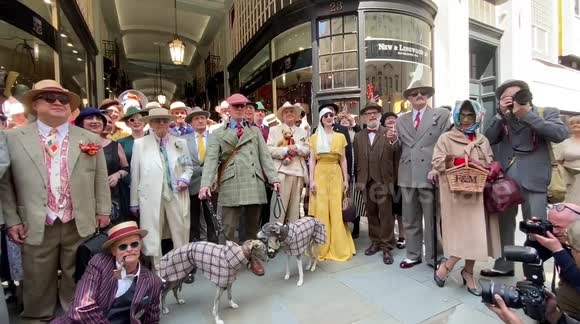 Well-dressed dandies and dandizettes fill streets of London for posh ...