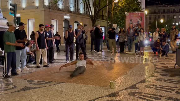 Incredible one-legged breakdancer shows off skills in Portugal - Buy ...