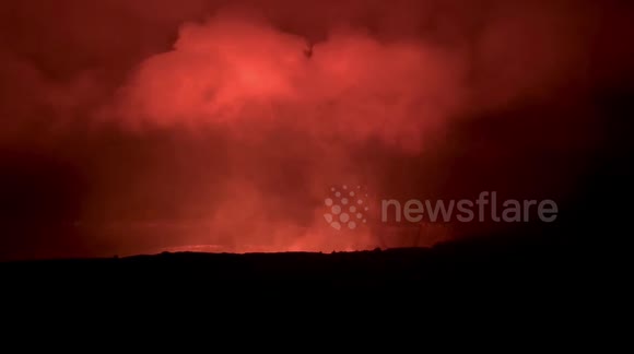 Giant gas cloud Kilauea volcano eruption | Lava spouting up hundreds of ...