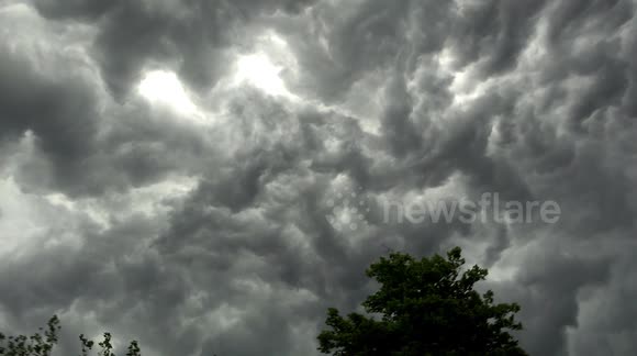 Apocalyptic scenes as huge storm cloud engulfs Birmingham, England as ...