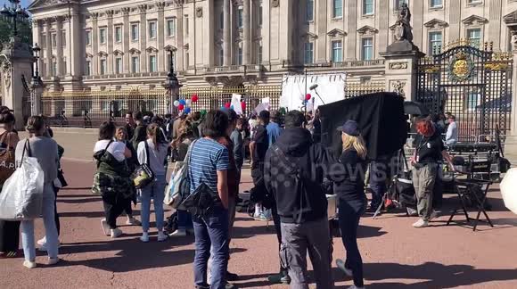 Big crowd outside Buckingham Palace, chanting and waving American flags ...
