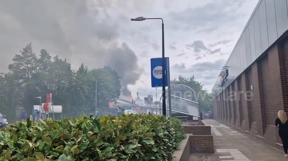 UK: Residents Told To Stay Indoors And Shut Windows Following Fire At ...