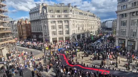 Thousands of Shia Muslims marking Ashura carry incredible 120-metre ...