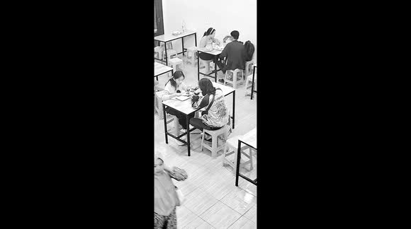 Unexpected chair collapse turns dining mishap into laughter at Semarang ...
