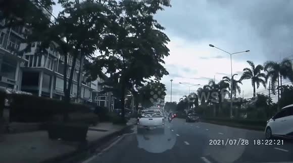 Crazed driver involved in car crash waves Samurai sword on road - Buy ...