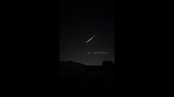 Meteor shower lights throw the night sky and amazes people who spot it ...