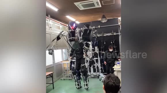 Tech fanatic rides awesome 10ft robot exoskeleton that copies human ...