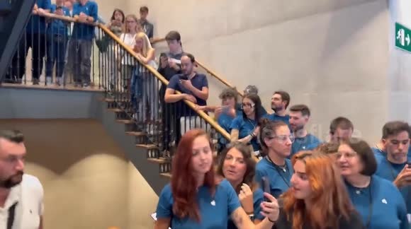 Tim Cook visits Madrid Apple store delighting customers and staff - Buy ...