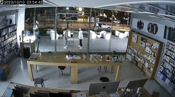 Dramatic moment men break into and rob phone store at midnight in ...