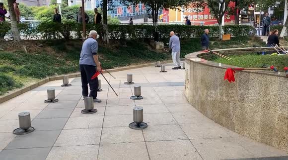 Elderly Chinese man astonishes onlookers with unique spinning top ...