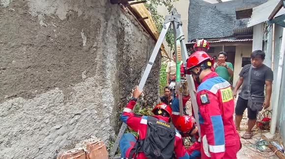 Man who fell into 6-metre-deep water pump rescued by firefighters in ...