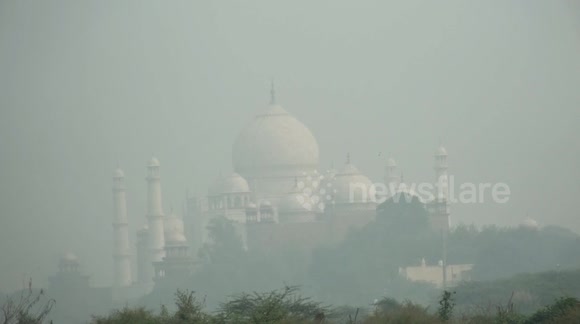 Taj Mahal shrouded by smog as air pollution levels soar in India - Buy ...