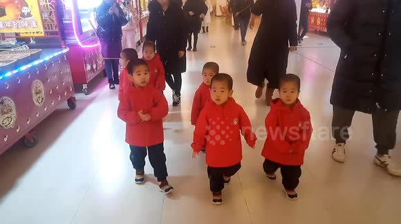 Father of rare all-boy septuplets captivates crowds at Chinese mall ...