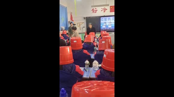 Chinese parents bond in unique stool challenge with children - Buy ...