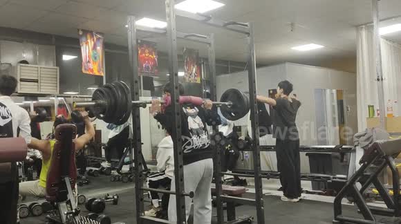 College student narrowly escapes mishap in gym: barbell squat fail ...