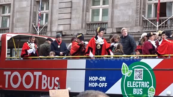 TootBus with VIP guests starts 2024 London New Year's Day Parade ...